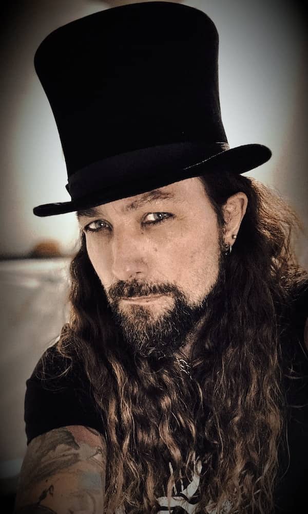 Digital Delusions: Mit „Hollow Blck Messiah“ eine düstere Symbiose aus ...